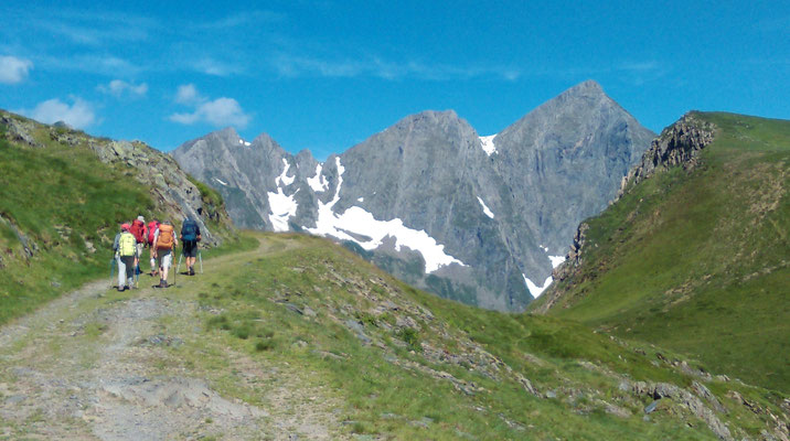 Tour du Valier – randonneurs – Refuge Les Estagnous